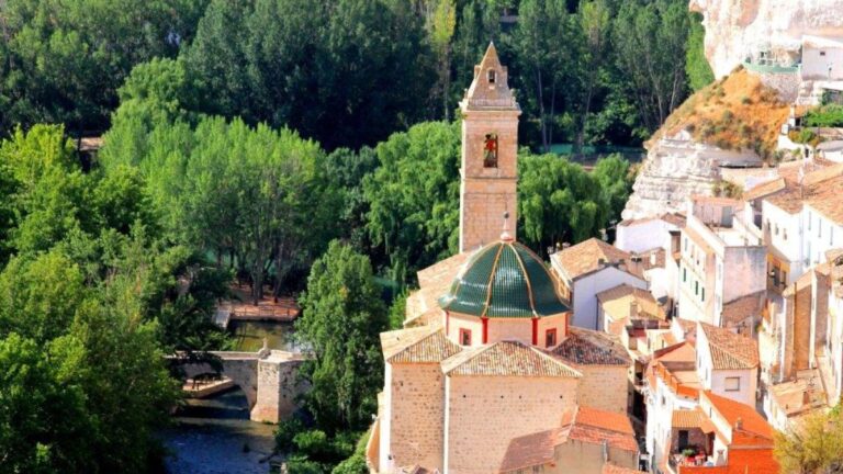 Un sat pitoresc care oferă vizitatorilor o combinație unică de istorie ...